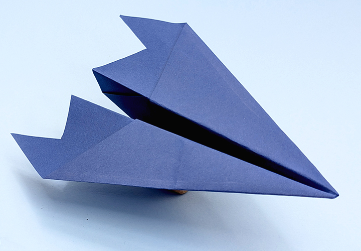 Lav en papirflyver, der kan fly langt: Vejledning med video og billeder