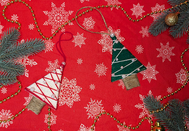 Lage et selvlaget grantre som julepynt sammen med barn