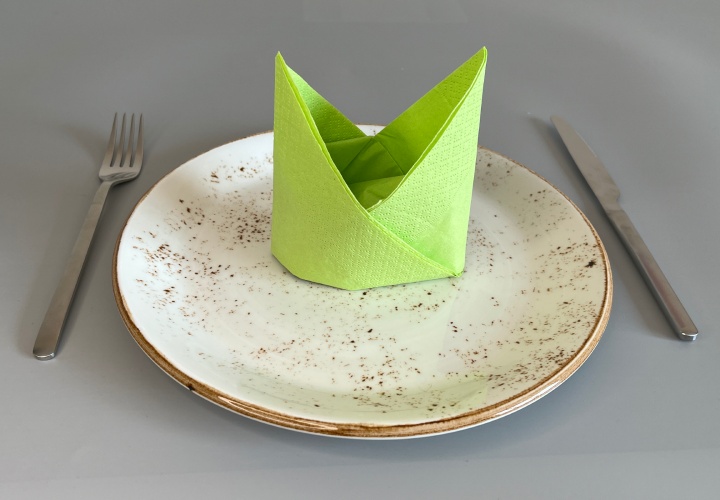 Fold napkins into bishop's mitre: tutorial with photos and video