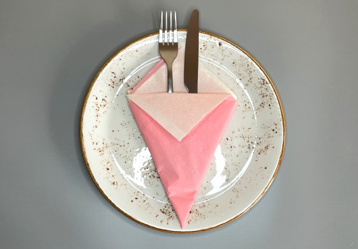 Melipat kantong piring dari serbet: Panduan dengan video