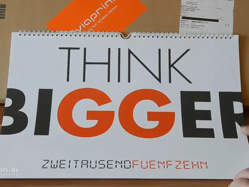 Merancang kalender dinding DIN-A3 di InDesign dan mencetaknya.