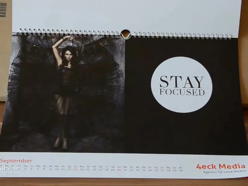 Merancang kalender dinding DIN-A3 di InDesign dan mencetaknya.
