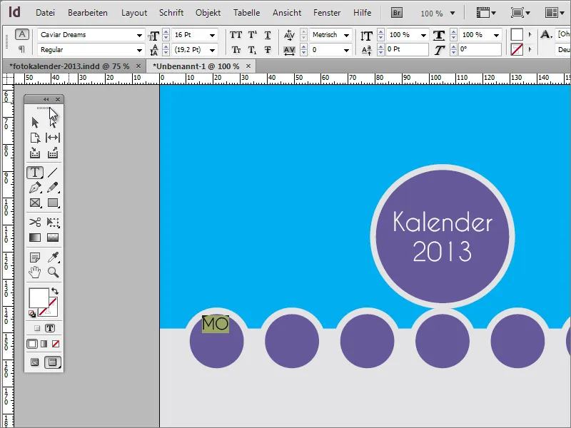 Menyusun kalender foto termasuk sampul di Adobe InDesign.
