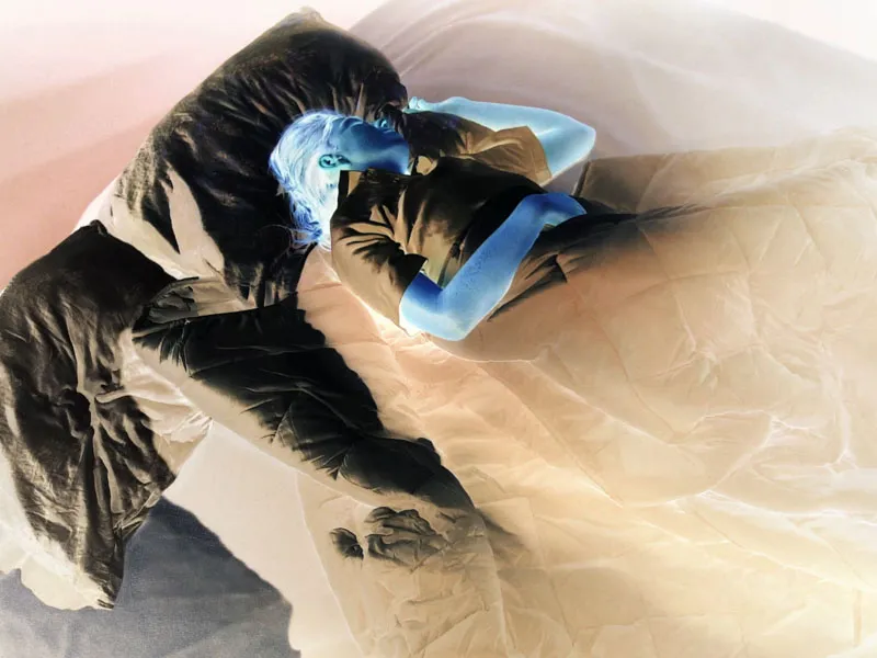 Create an image with depth using crack and fold effects in Photoshop